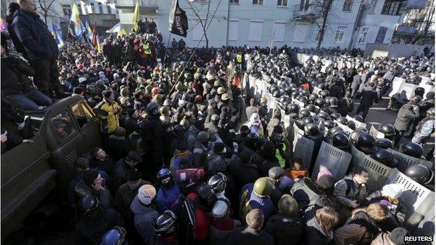 Ukraine crisis: Police storm main Kiev 'Maidan' protest camp - BBC News