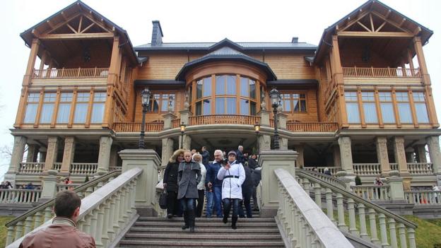 In pictures: Luxury Ukraine presidential home revealed - BBC News
