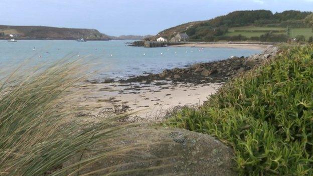 Isles of Scilly tackle storm damage - BBC News