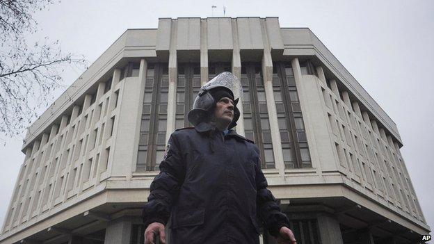 West warns Russia amid rising tensions in Crimea - BBC News