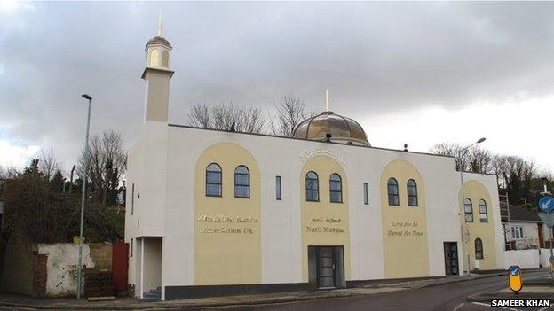 Police investigate Kent and London mosque visits - BBC News