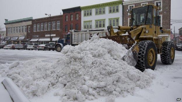 Fast-falling snow storm hits US East Coast - BBC News