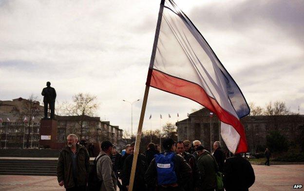 Ukraine crisis: What do the flags mean? - BBC News