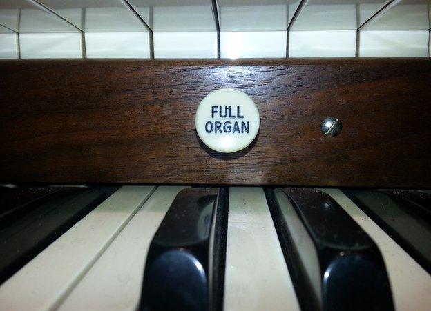 Royal Festival Hall organ returns after nine years - BBC News