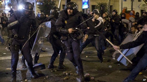 Spain austerity: Huge Madrid protest turns violent - BBC News