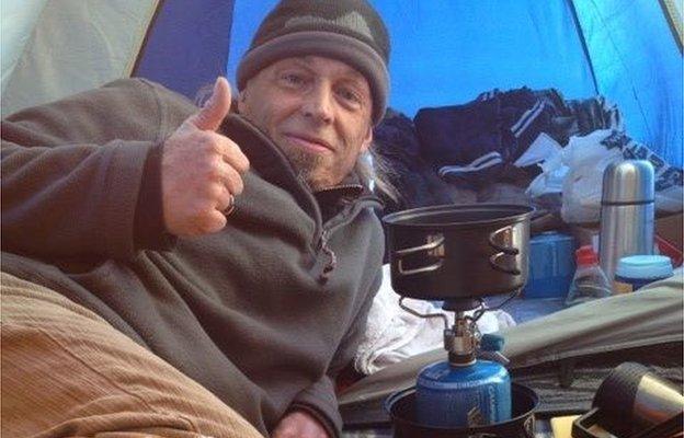 Mike Barton completes 366-day stay in tent - BBC News