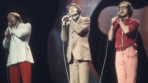 Mike McCartney's eye on the world of rock in Oriel Colwyn show - BBC News