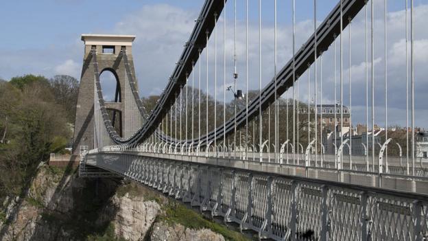 Bristol Suspension Bridge brings in card only payments - BBC News
