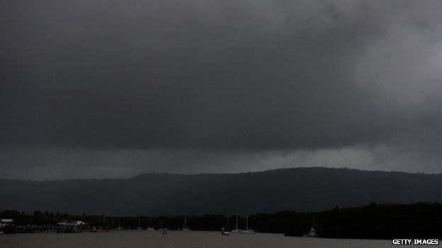 Cyclone Ita: Queensland surveys storm damage - BBC News