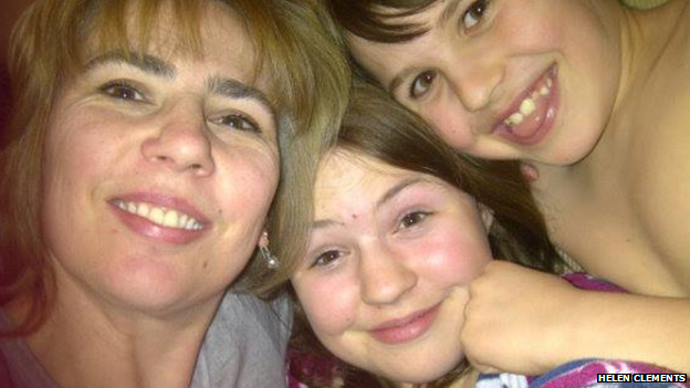 Family's car catches fire in Longleat lion enclosure - BBC News