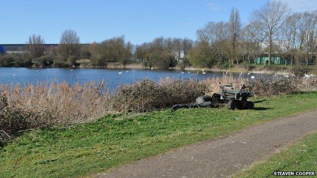 Swan heads found at Mount Farm Lake, Milton Keynes - BBC News