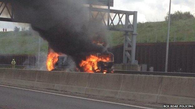 M25 in Hertfordshire reopens after lorry fire - BBC News