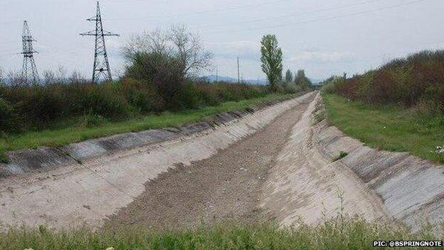 Russia fears Crimea water shortage as supply drops - BBC News
