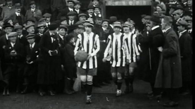 Manchester Corinthians: Pioneering women's football club honoured - BBC ...
