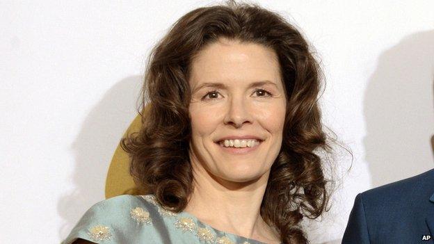 Paul Simon and Edie Brickell appear in court, holding hands - BBC News