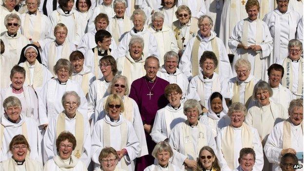 Canterbury Cathedral marks 20 years of women priests - BBC News