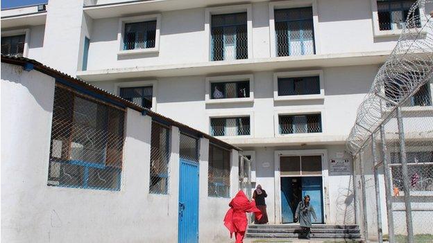 Afghan notebook: Life inside Badam-Bagh women's prison - BBC News