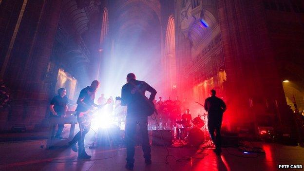 People explore Liverpool for LightNight 2014 - BBC News
