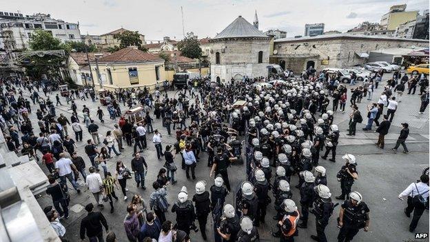 Turkish police tear gas protesters on Taksim anniversary - BBC News
