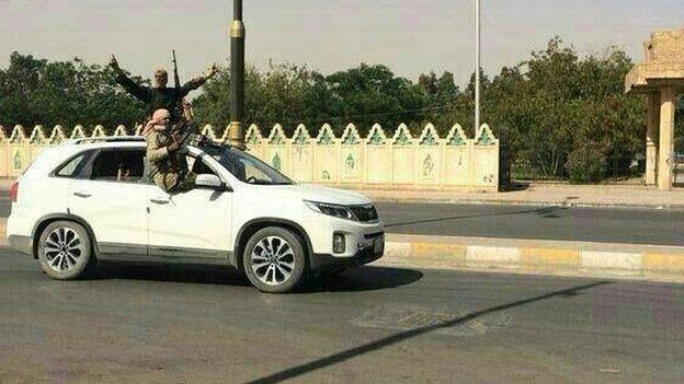 Iraq crisis: Militants 'seize Tikrit' after taking Mosul - BBC News