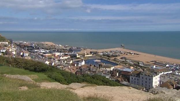 Record number of England's beaches face water quality failures - BBC News