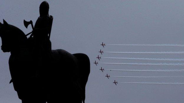 Huge crowds attend Armed Forces and Bannockburn events - BBC News