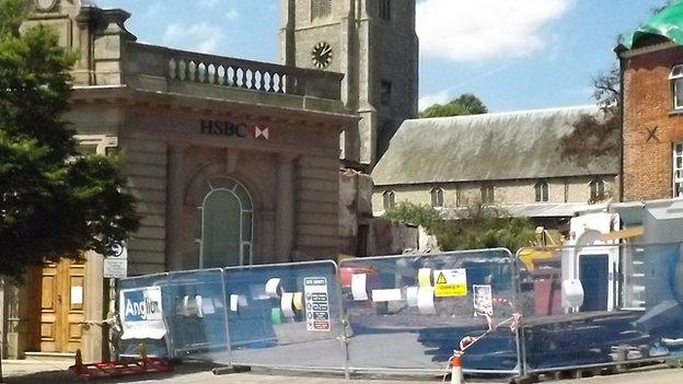 Fakenham fire: Replacement Aldiss building to make town 'proud' - BBC News