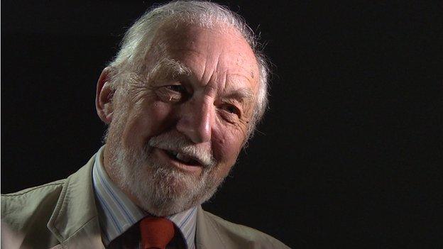 Rolf Harris: Experts divided over length of jail term - BBC News