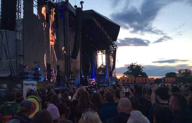 Metallica close Sonisphere Festival with fan-picked set - BBC News
