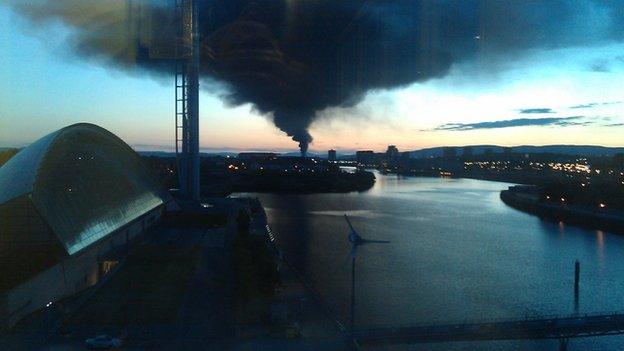 Renfrew tyre fire: Massive blaze 'started deliberately' - BBC News