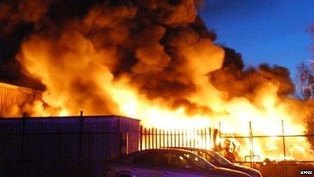 Renfrew tyre fire: Massive blaze 'started deliberately' - BBC News