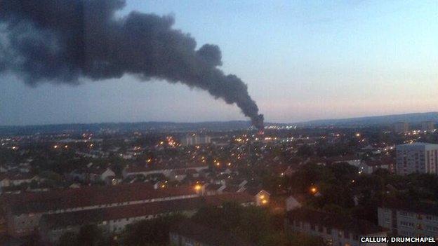 Renfrew tyre fire: Massive blaze 'started deliberately' - BBC News