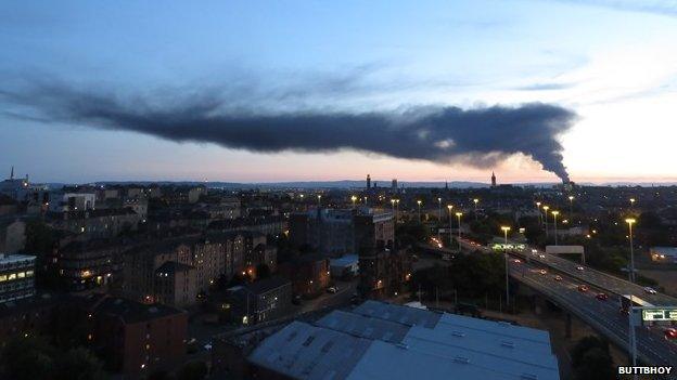 Renfrew tyre fire: Massive blaze 'started deliberately' - BBC News