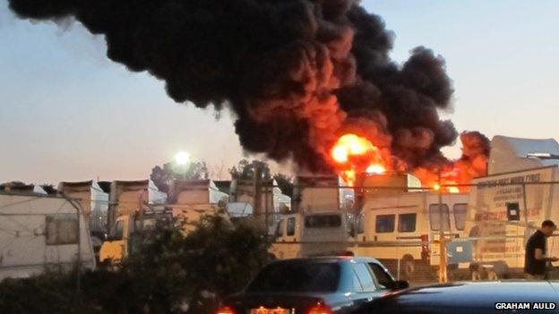 Renfrew tyre fire: Massive blaze 'started deliberately' - BBC News