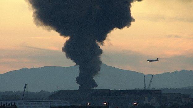 Renfrew tyre fire: Massive blaze 'started deliberately' - BBC News