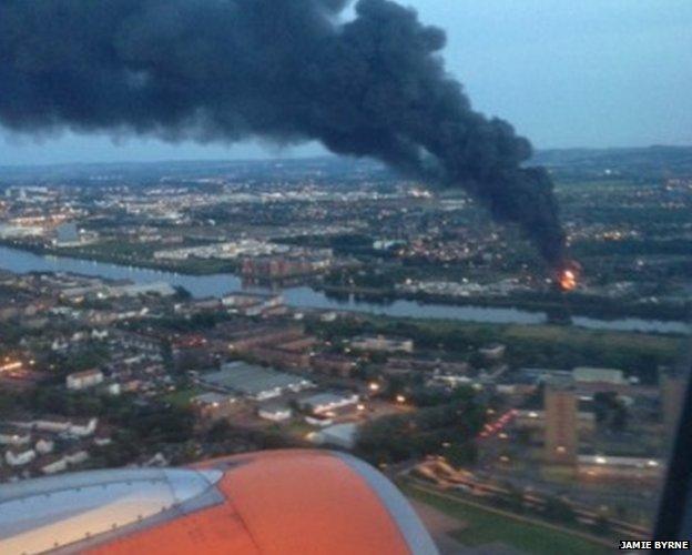 Renfrew tyre fire: Massive blaze 'started deliberately' - BBC News