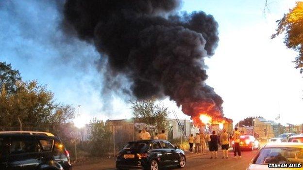 Renfrew tyre fire: Massive blaze 'started deliberately' - BBC News