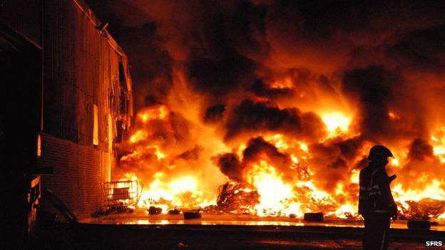 Renfrew tyre fire: Massive blaze 'started deliberately' - BBC News