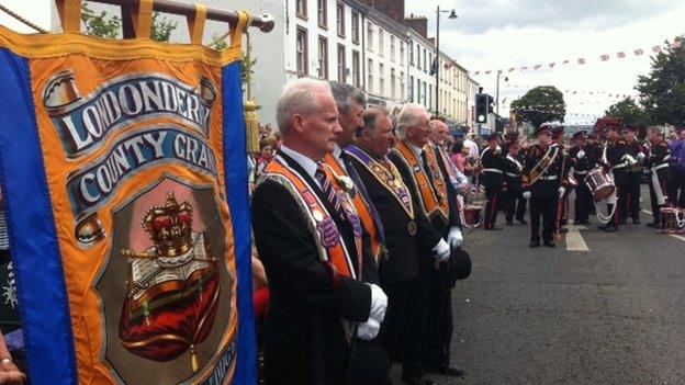 Orange Order: Thousands take part in annual Twelfth parades - BBC News