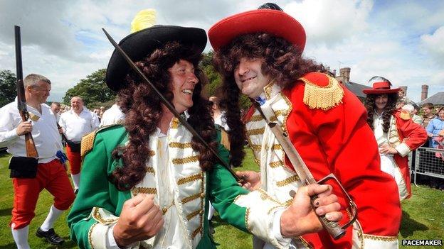 Scarva: Thousands attend annual 'Sham Fight' - BBC News