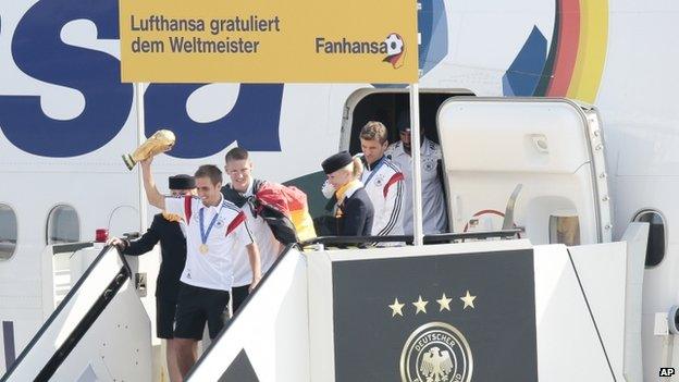 World Cup: Germany welcomes conquering heroes home - BBC News