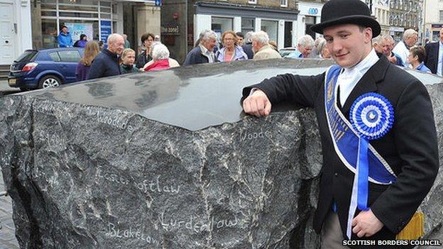 Kelsae Stane: £40,000 public artwork is unveiled in Kelso - BBC News