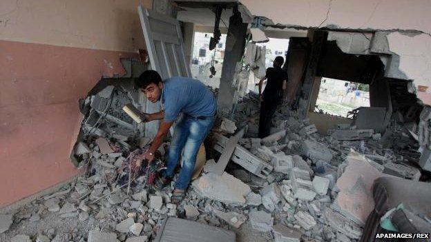 Gaza conflict: Israel restarts air strikes amid rocket fire - BBC News