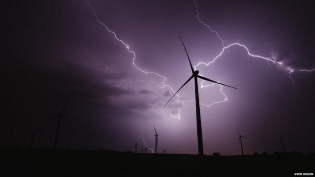 In pictures: Lightning storms across East Anglia - BBC News