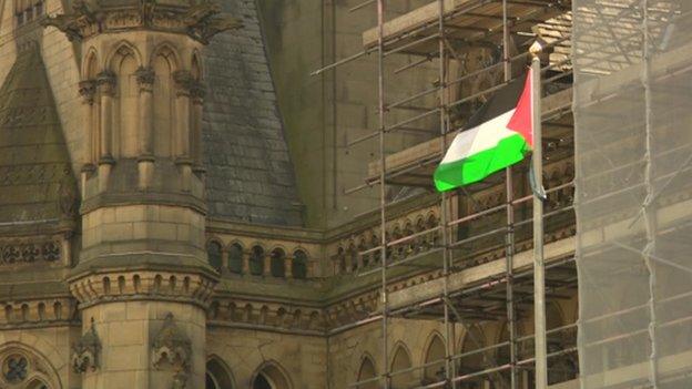 Tower Hamlets mayor raises Palestinian flag over town hall - BBC News