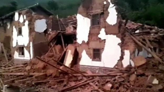 China earthquake displaces 'tens of thousands' - BBC News