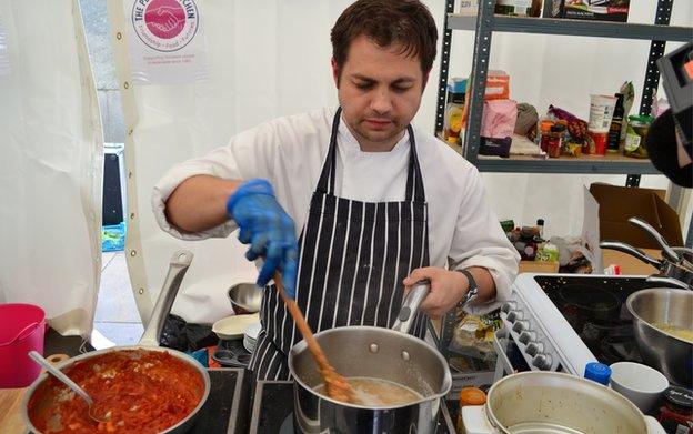 Chef Gareth Kyle beats world record for non-stop cooking - BBC News