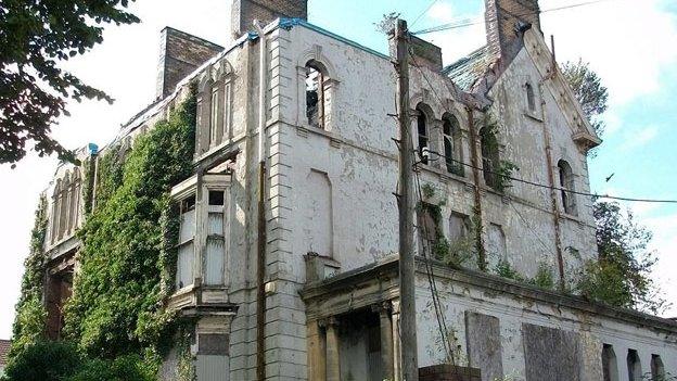 'Extreme risk' Danbert House, Morriston, repairs order - BBC News