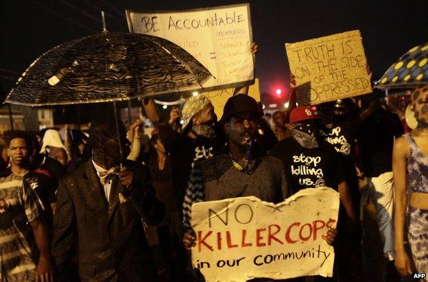 Missouri police tear-gas crowd after Ferguson curfew - BBC News
