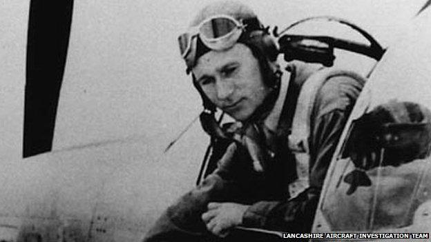Freckleton Air Disaster: Memorial held to mark 70th anniversary - BBC News